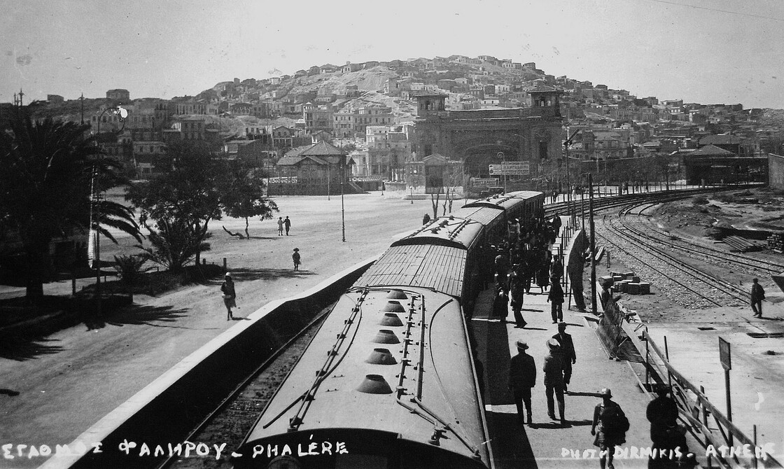 ΣΤΟΝ ΣΤΑΘΜΟ ΤΟΥ ΤΡΕΝΟΥ ΤΟΥ ΝΕΟΥ ΦΑΛΗΡΟΥ ΣΤΑ ΜΕΣΑ ΤΗΣ ΔΕΚΑΕΤΙΑΣ ΤΟΥ 1920 ...